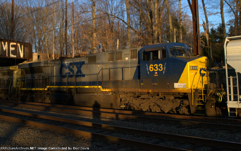 CSX AC60CW 633 trails on Q300-18